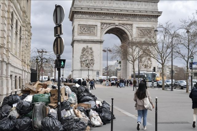 Garbage collectors' walkout causes Paris trash nightmare - Timeturk Haber
