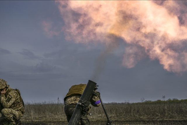 Ukrainian soldiers on front line in Donetsk continue heavy fire at ...