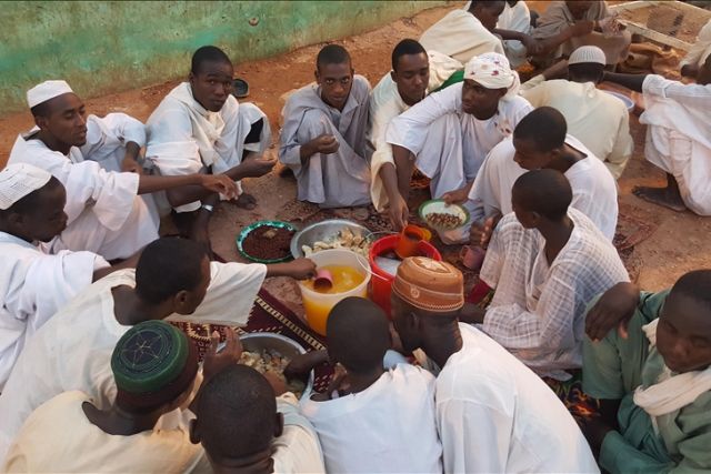 Turkish aid organization distributed iftar meals to people in Africa ...