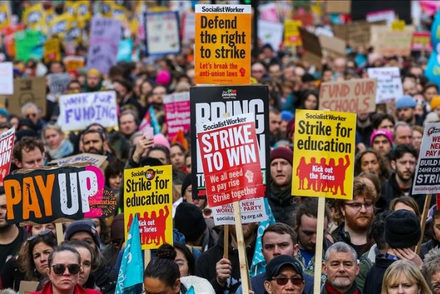Teachers across England stage fresh strike over pay - Timeturk Haber