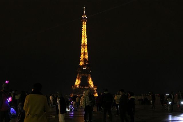 Lightning strikes Eiffel Tower as Paris hit by thunderstorm - Timeturk ...