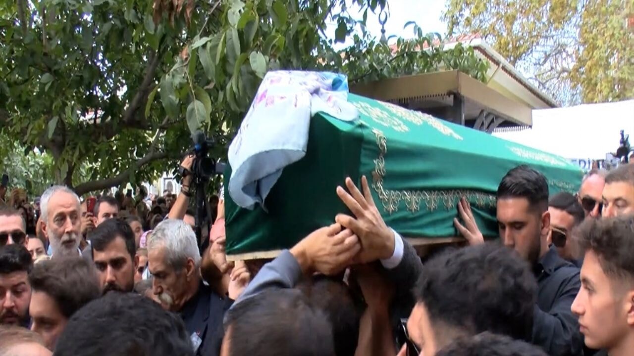 Şarkıcı Güllü son yolculuğuna uğurlandı - Timeturk